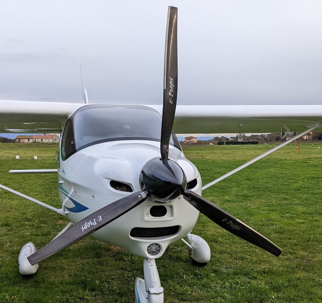 Glorieuse on Tecnam P92 912S - video - E-PROPS Carbon-Titanium ...