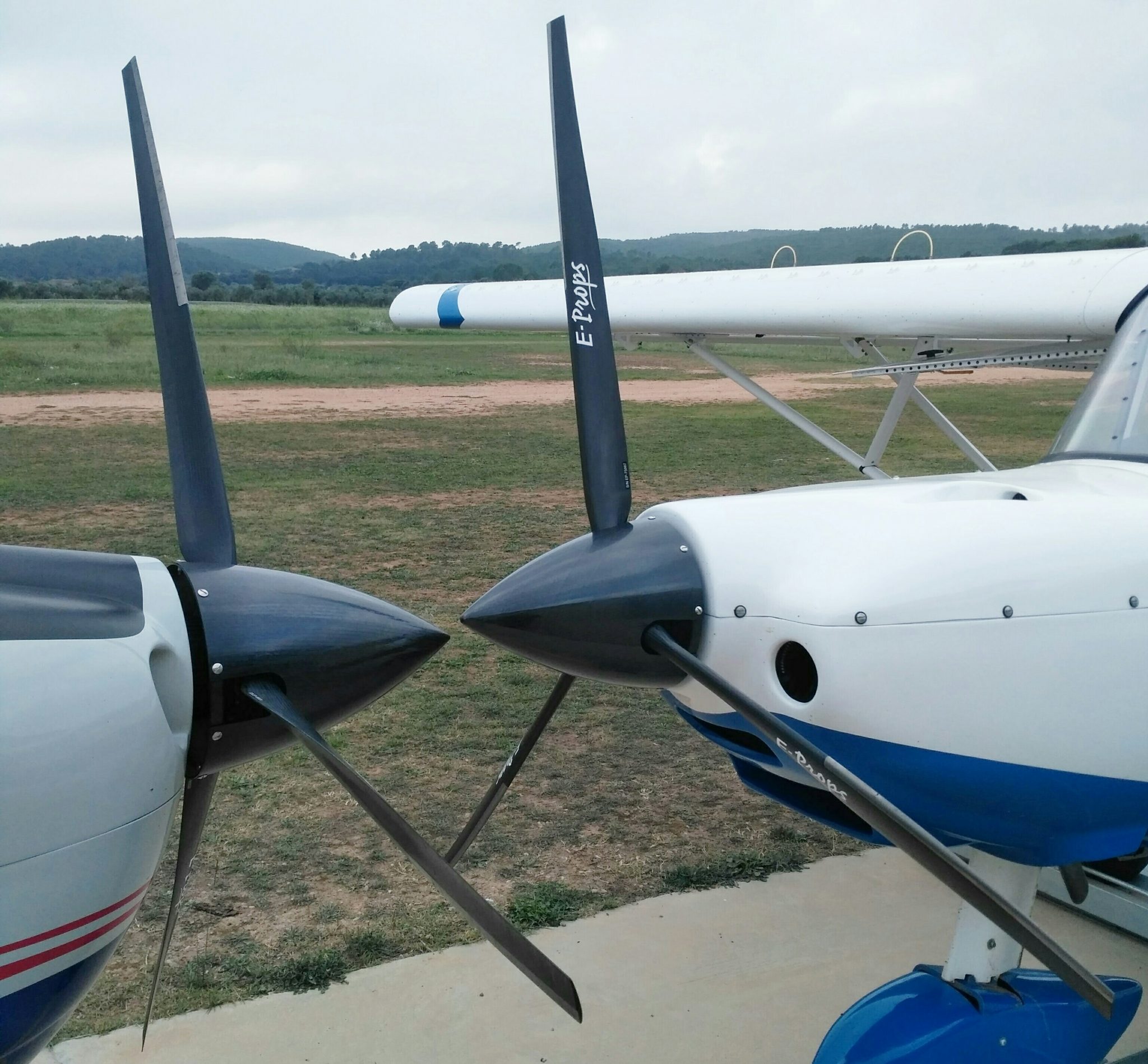 Two E-Props meet on the tarmac - E-PROPS : Carbon-Titanium Propellers ...