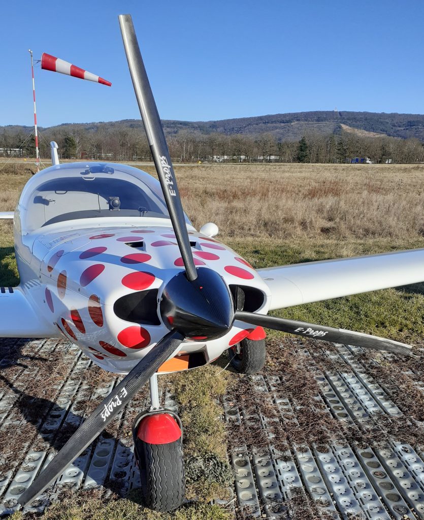 E-Props on towing WT9 Dynamic - E-PROPS Carbon-Titanium Propellers for ...